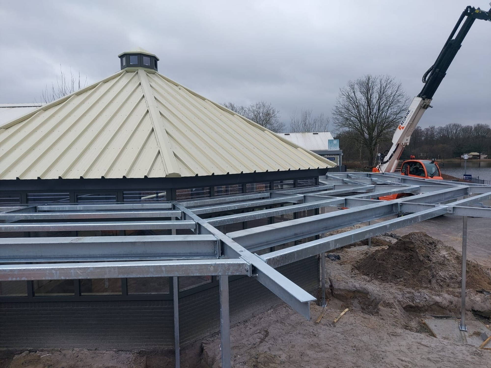 Staalconstructie geplaatst rond de bestaande Snackbar | Reijrink ...